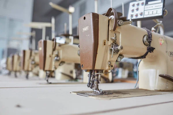 Fotos de Factory sewing machines, Imagens de Factory sewing machines sem royalties | Depositphotos