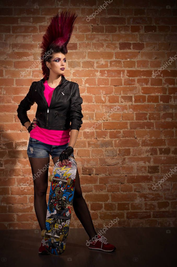 Punk chica en el fondo de pared de ladrillo 2025
