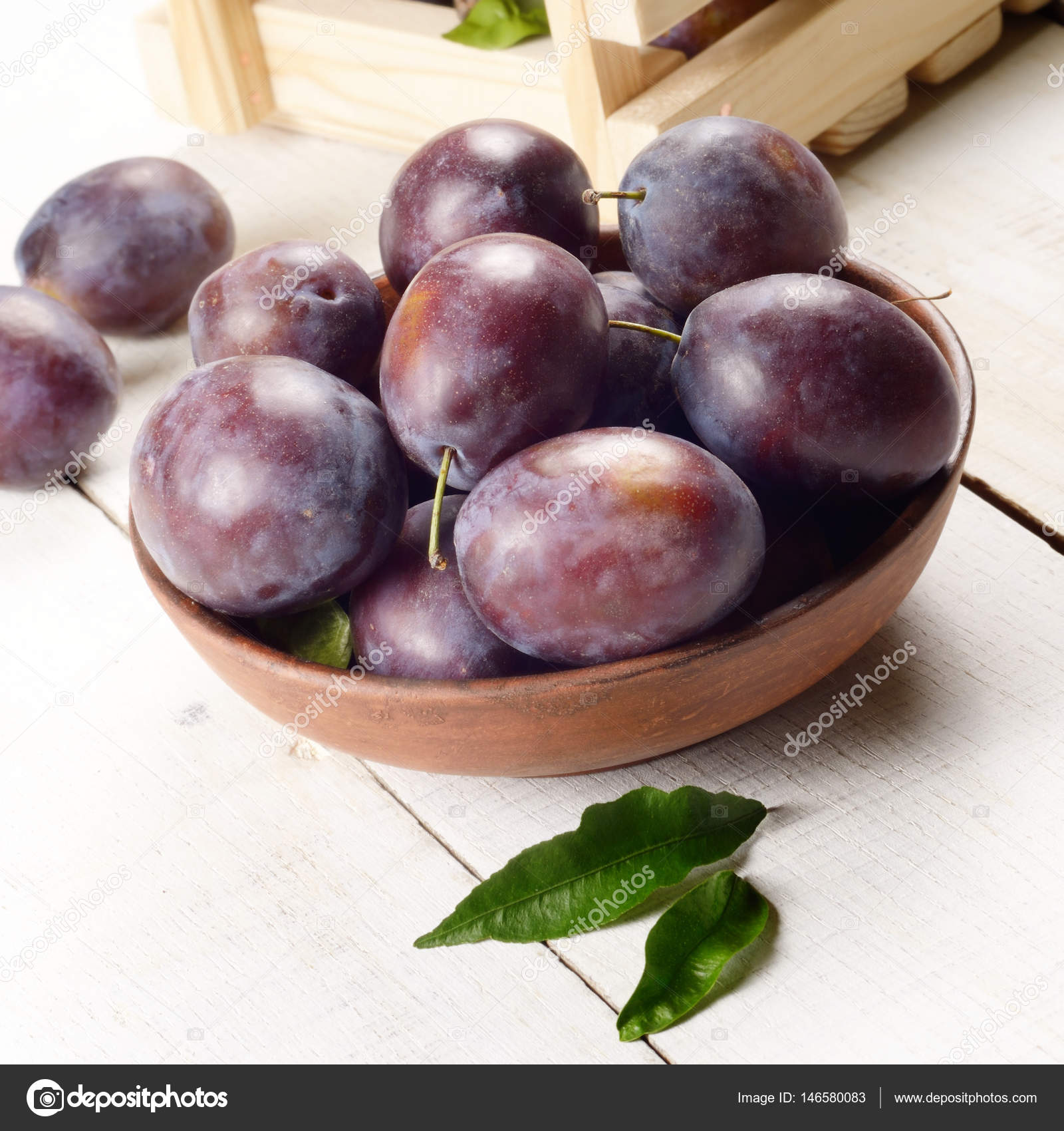 Clay plate with plums — Stock Photo © e_mikh #146580083