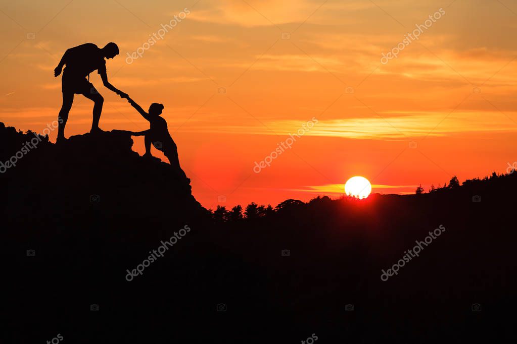 Teamwork couple helping hand trust in inspiring mountains — Stock Photo ...