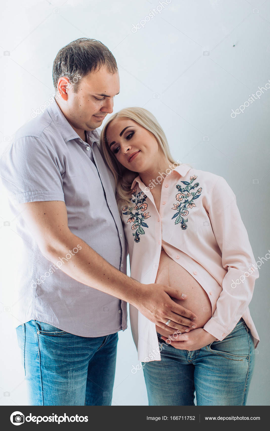 Beautiful young couple expecting baby — Stock Photo © Forewer #166711752