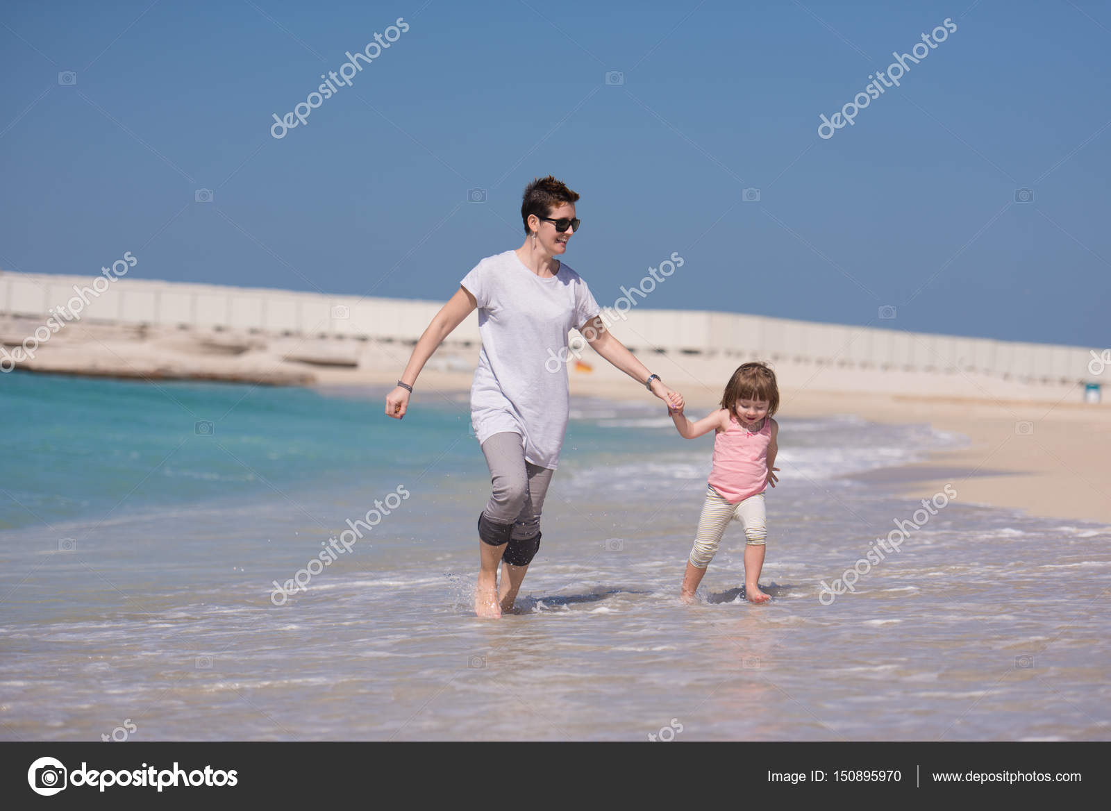 Mère Et Fille Courant Sur La Plage Image Libre De Droit Par Shock