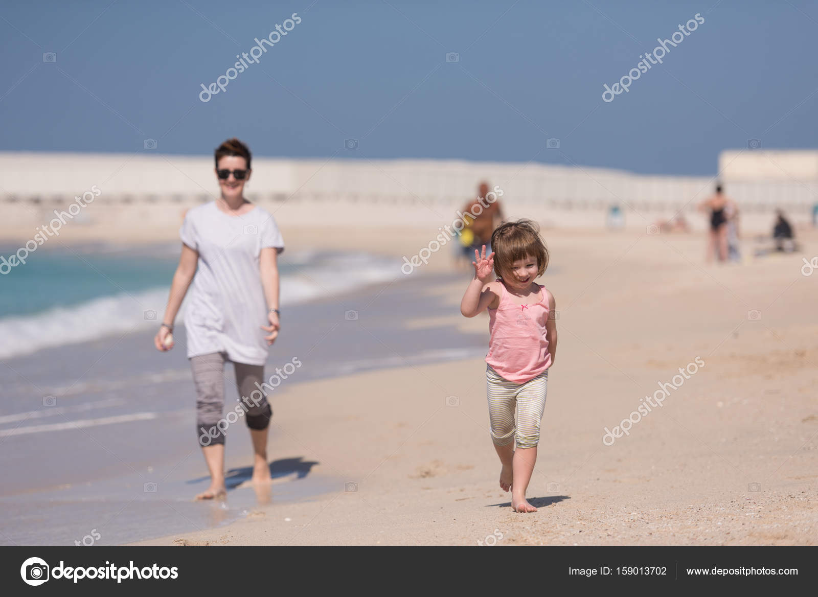 Mère Et Fille Courant Sur La Plage Image Libre De Droit Par Shock