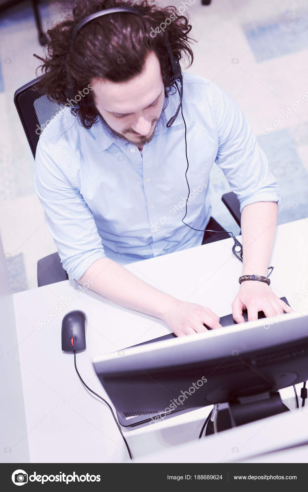 Vista Superior Joven Operador Centro Llamadas Masculino Sonriente ...