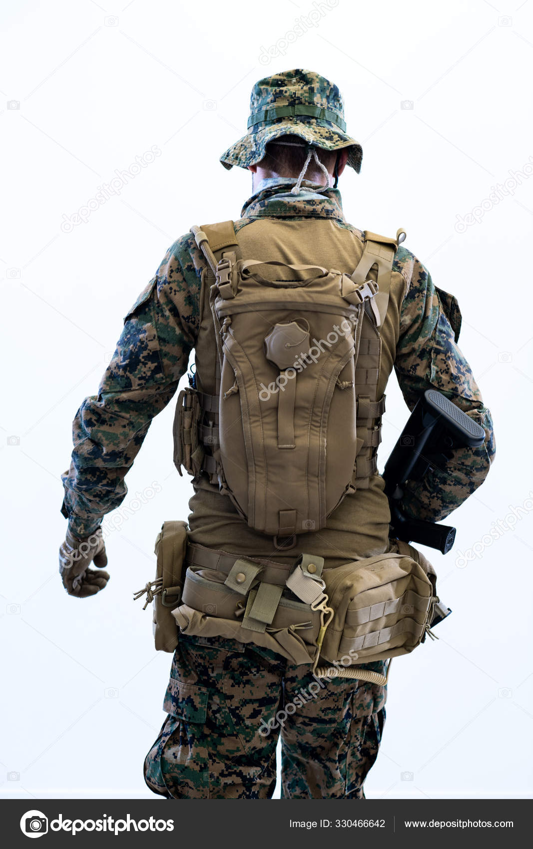 Soldier going in battle rear view — Stock Photo © .shock #330466642