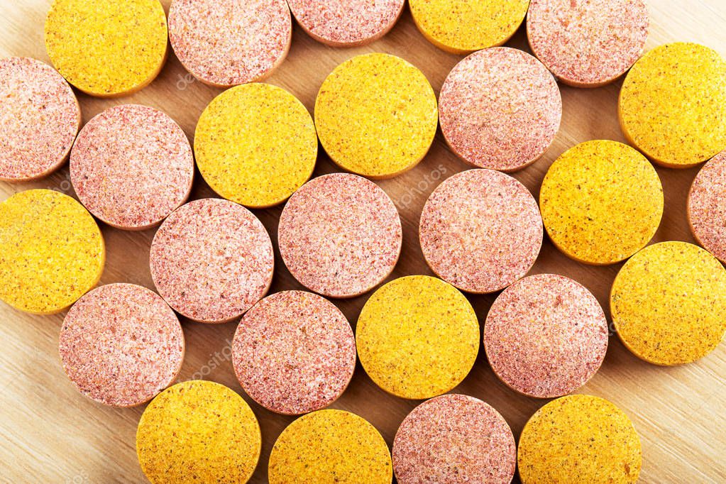 tabletas de colores de multivitaminas 2023