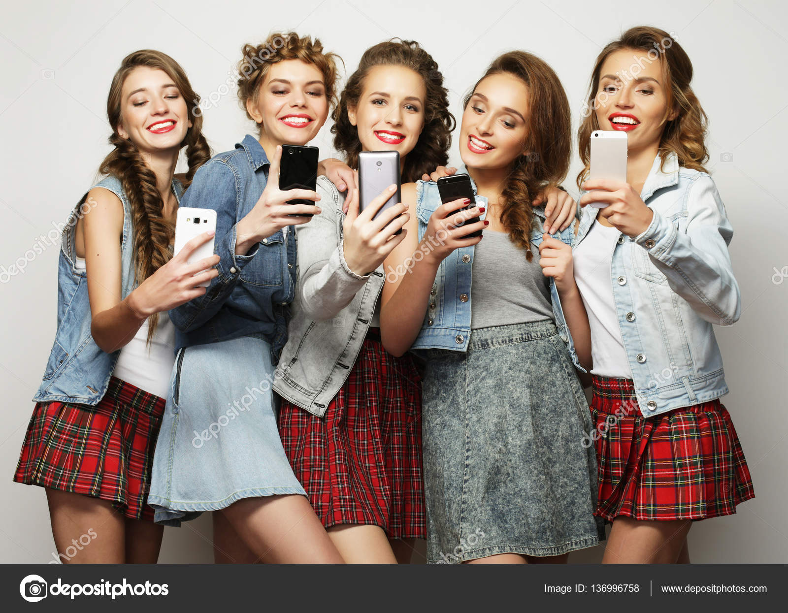 Grupo De Mujeres Jóvenes En Sus Smartphones — Foto De Stock © Kanareva