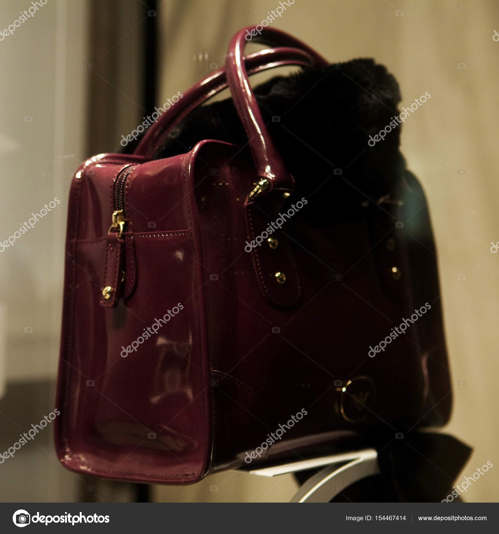Handbag exposed in a shop-window — Stock Photo © kanareva #154467414