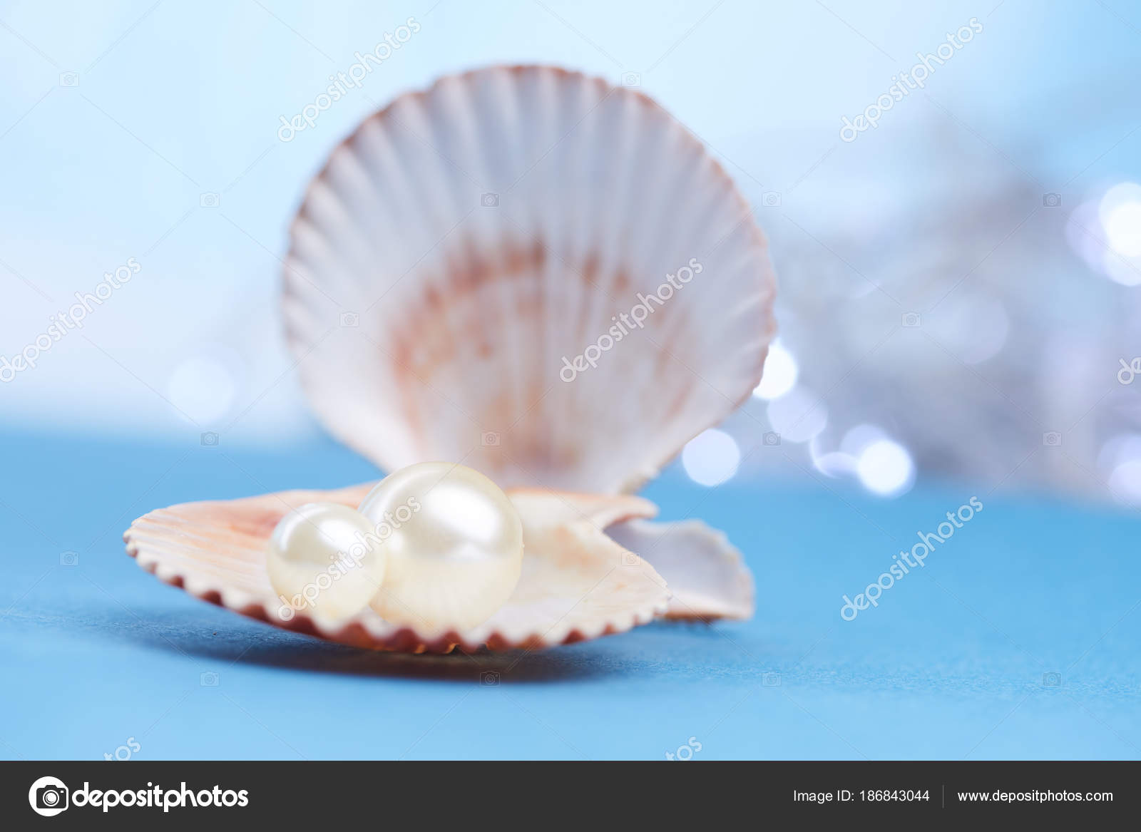 Pearls in open shell Stock Photo by ©strelok 186843044