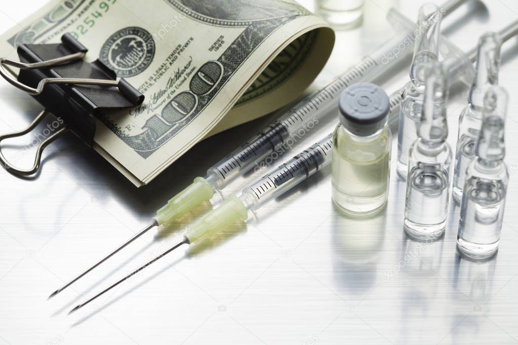Injections and money as a symbol of the pharmaceutical industry — Stock ...