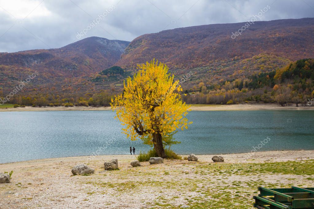 Lago Barrea (Abruzos, Italia) - Otoño en el lago Barrea y sus colores 2023