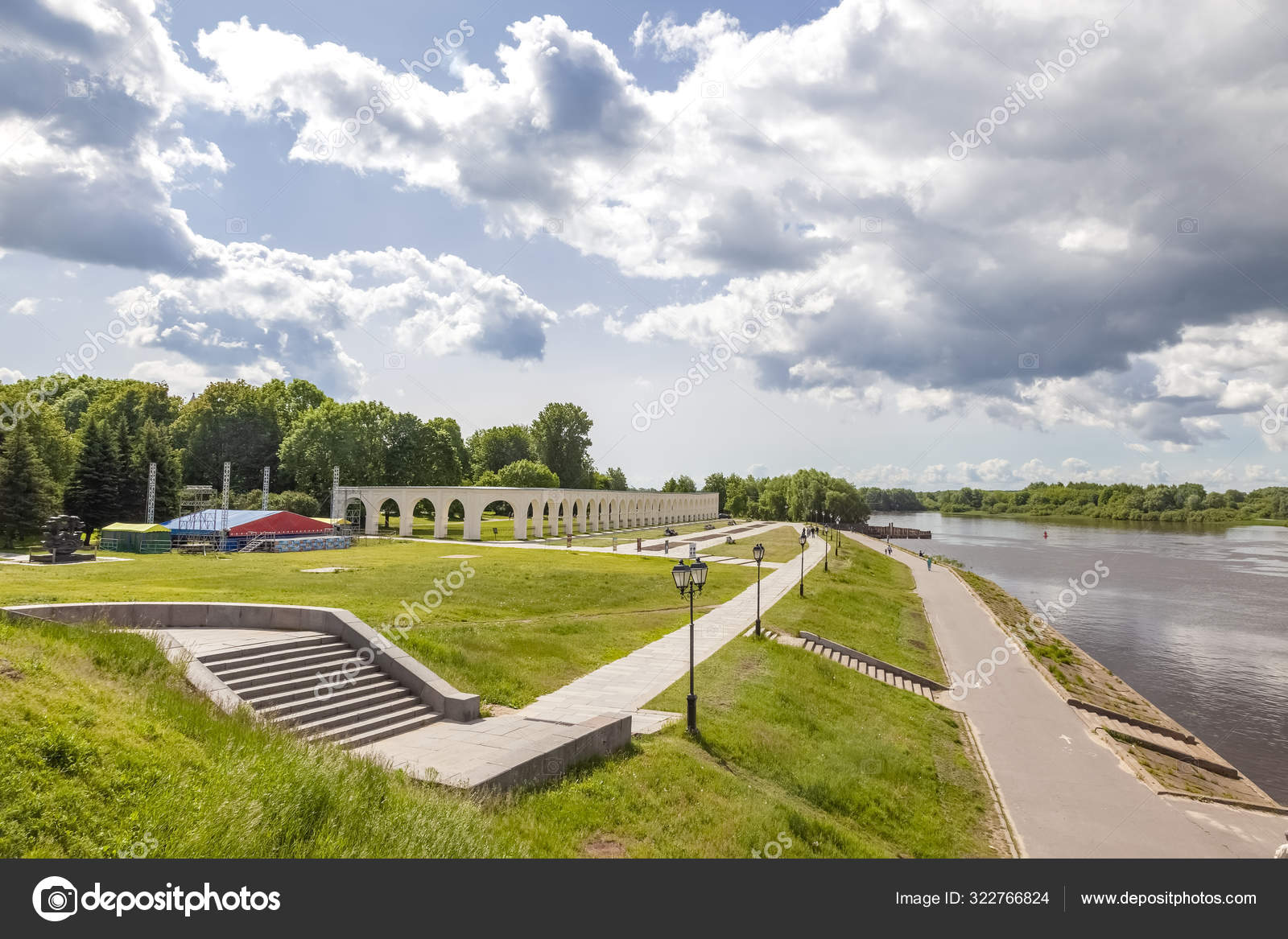 A complex of old buildings on the banks of the Volkhov River — Stock ...