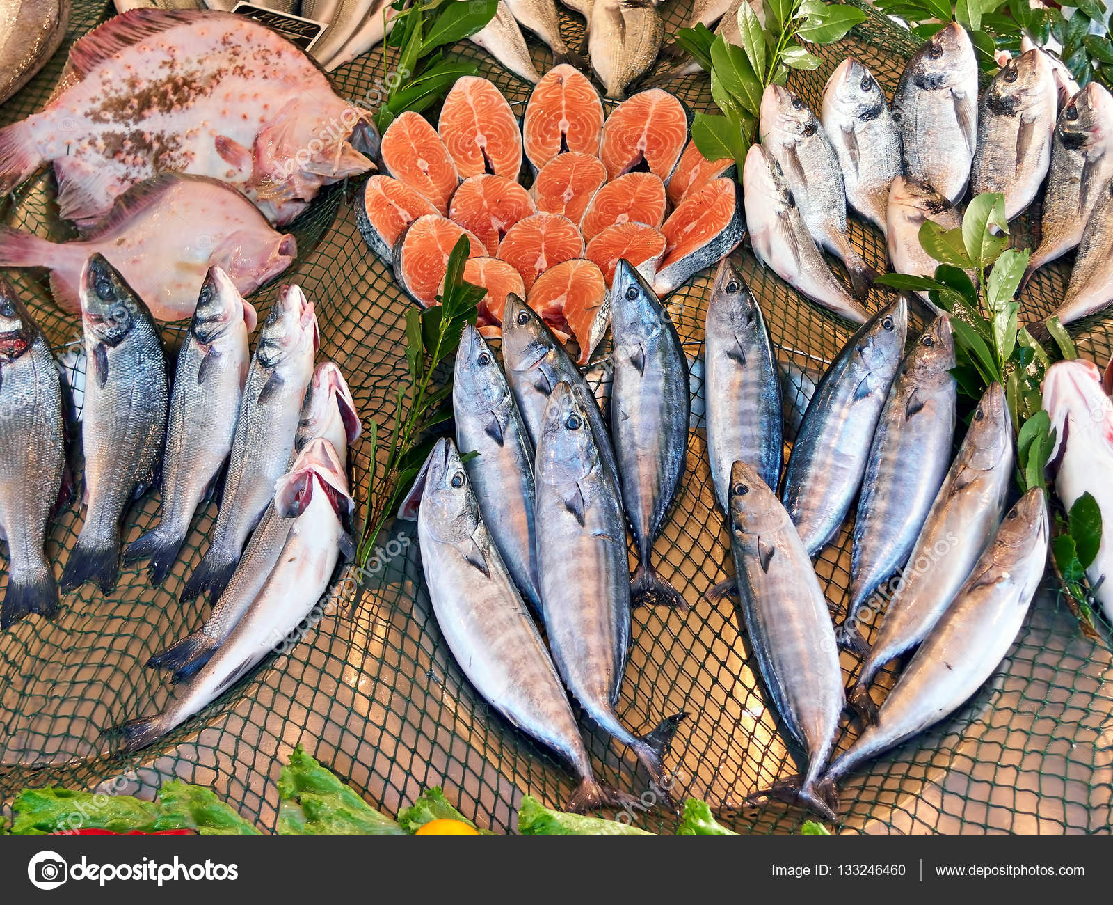 Vários tipos de peixe em cima da balcão peixaria em Istambul. Turk ...