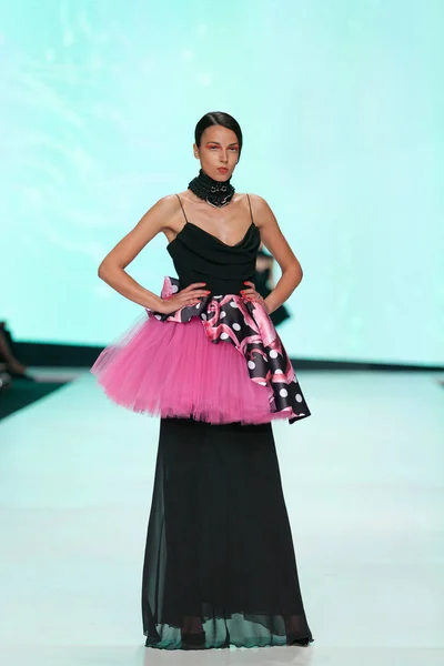 Modelo de moda con ropa diseñada por Luka Grubisic 2024