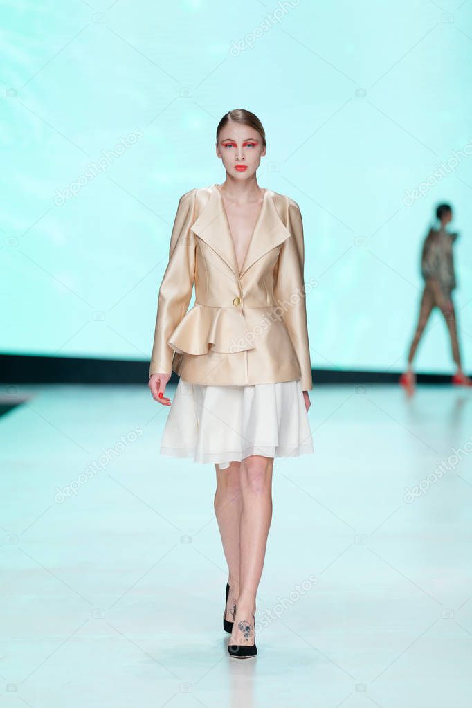 Modelo de moda con ropa diseñada por Luka Grubisic 2024