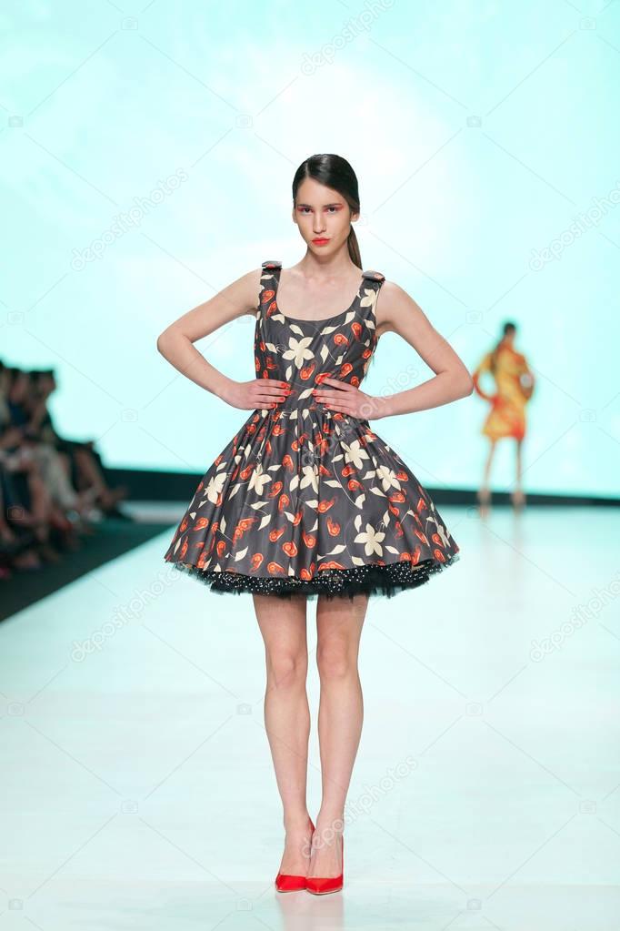 Modelo de moda con ropa diseñada por Luka Grubisic 2023