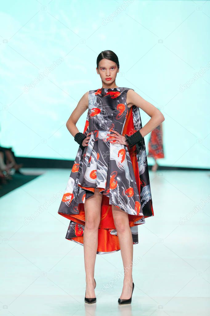 Modelo de moda con ropa diseñada por Luka Grubisic 2023