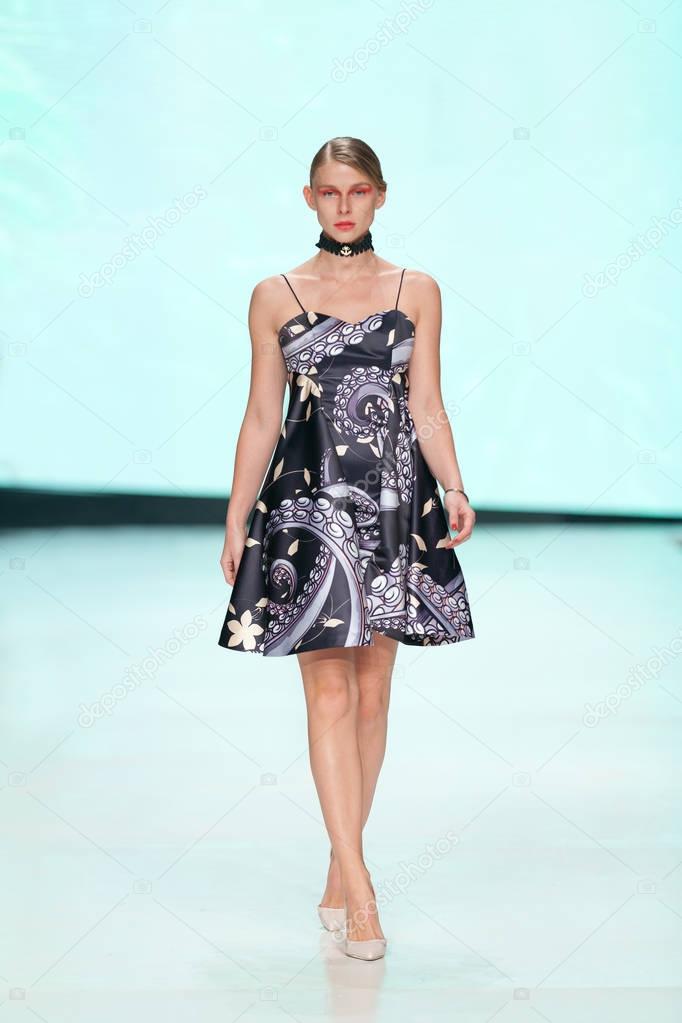 Modelo de moda con ropa diseñada por Luka Grubisic 2023