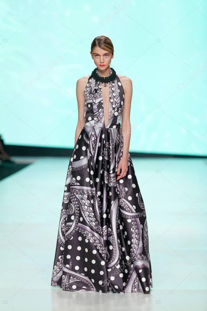 Modelo de moda con ropa diseñada por Luka Grubisic 2023