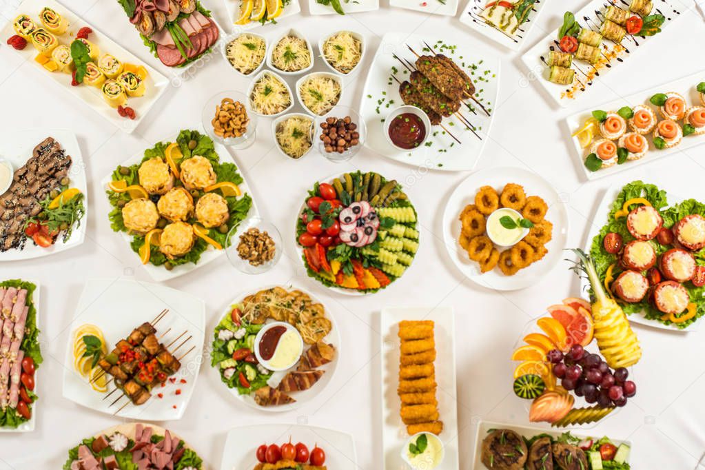 Diferentes bocadillos para comer en vacaciones en platos blancos sobre ...