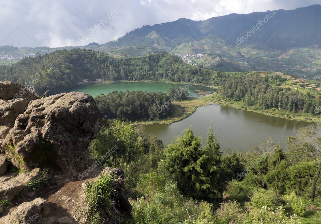 Java, Indonesia. Telaga Lagos volcánicos de color Warna en la meseta ...