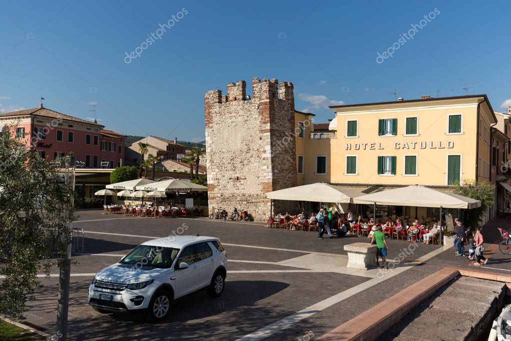 Bardolino atractivo casco antiguo en la orilla veronesa del lago de ...