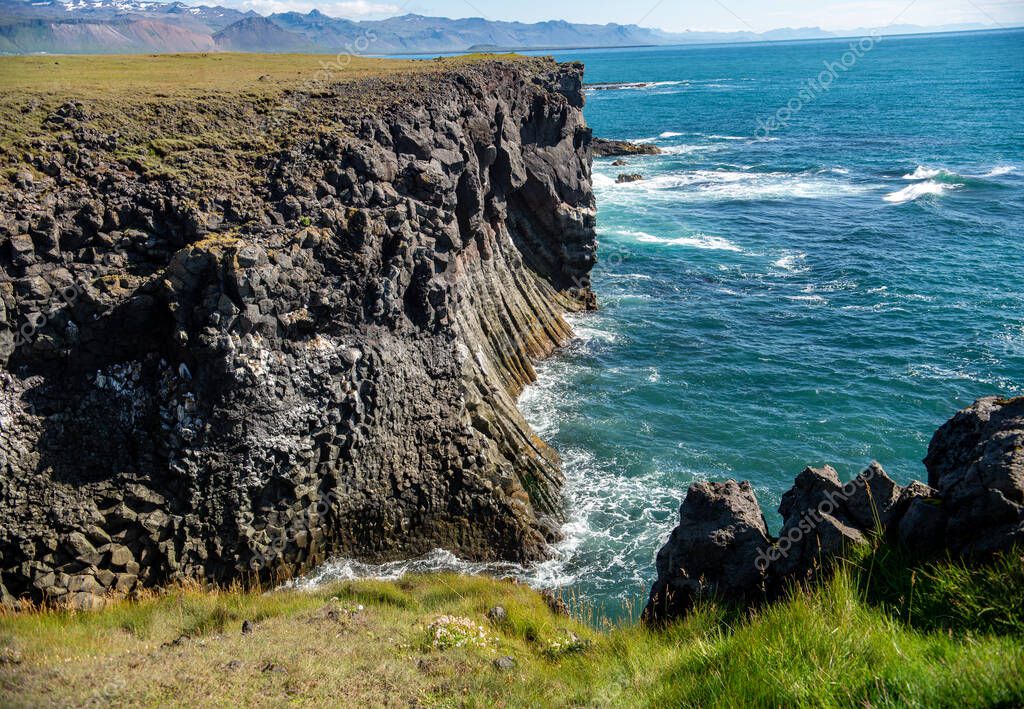 Los acantilados entre Arnarstapi y Hellnar en Snaefellsnes, Islandia ...
