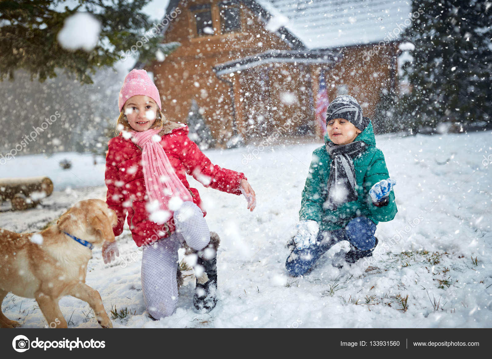 niños jugando en la nieve con perro en vacaciones de invierno — Fotos ...