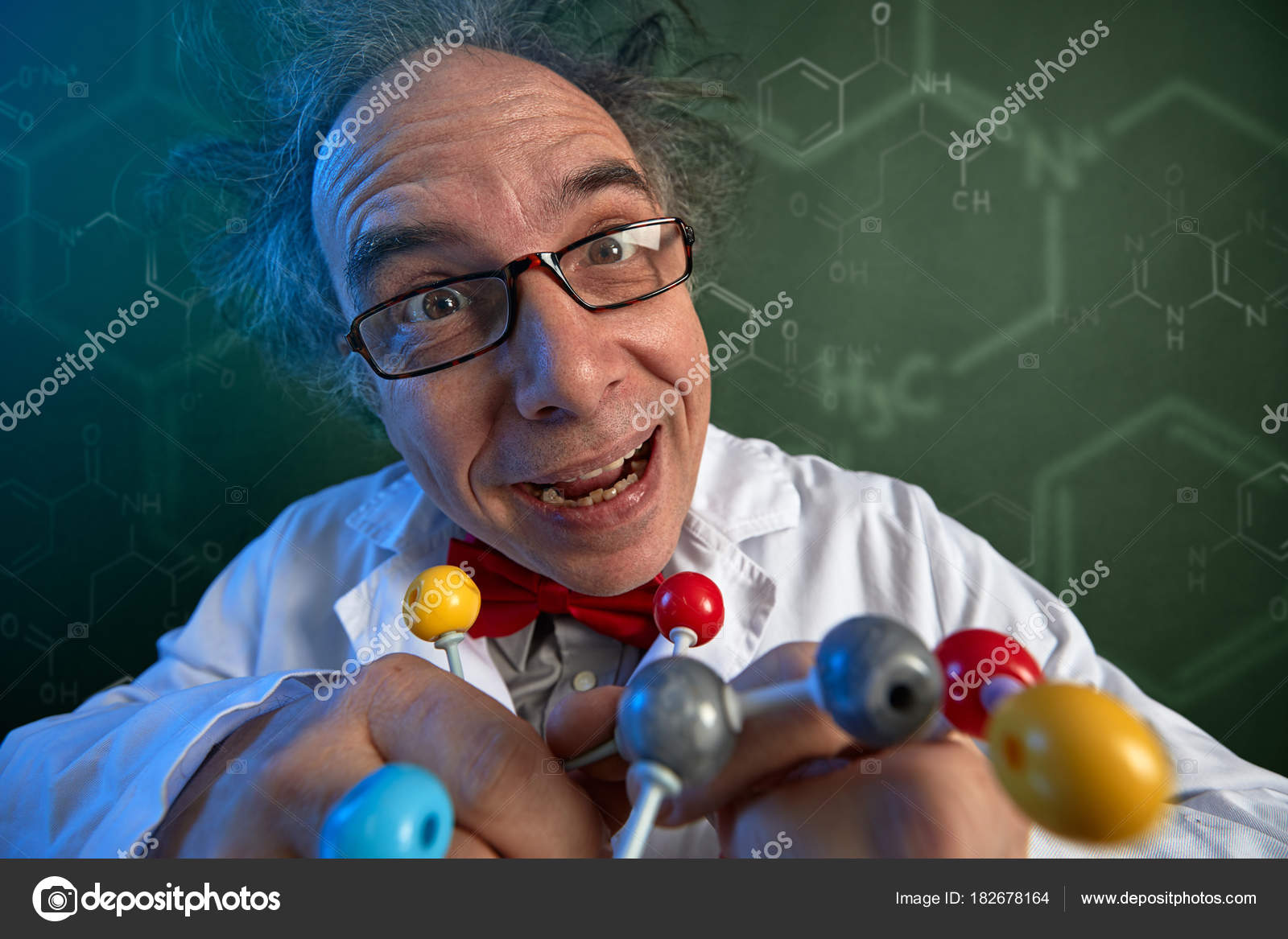 Científico loco con modelo de estructura molecular: fotografía de stock ...