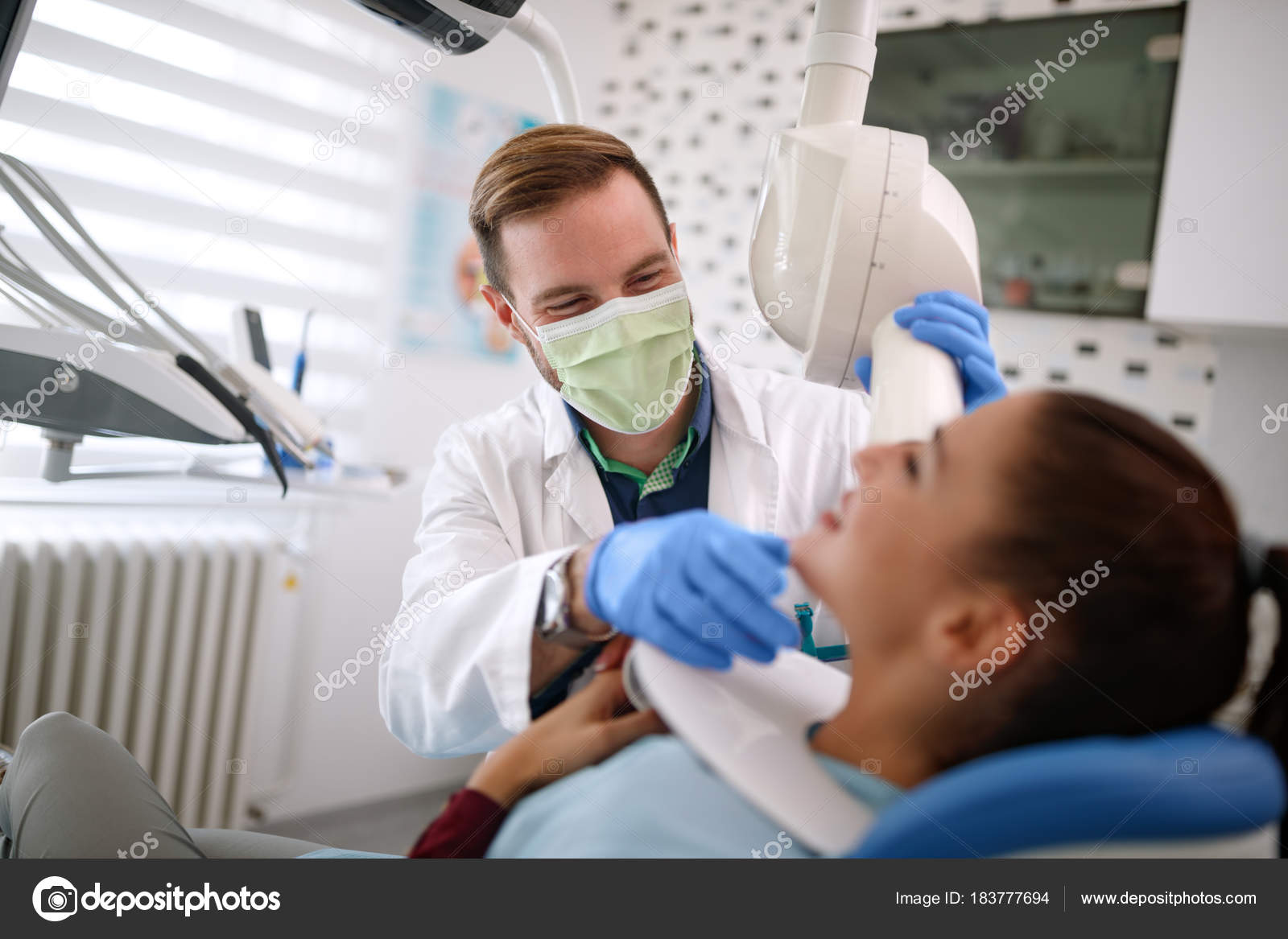 Dentist use apparatus to make x-ray footage of teeth — Stock Photo ...