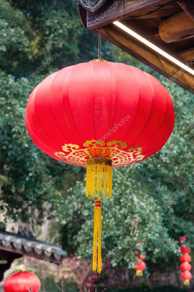 Hermosa linterna china roja que cuelga de los aleros del edificio de ...