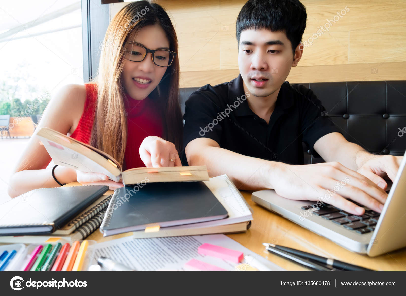 Personas, aprendizaje, educación y concepto escolar . — Foto de stock ...