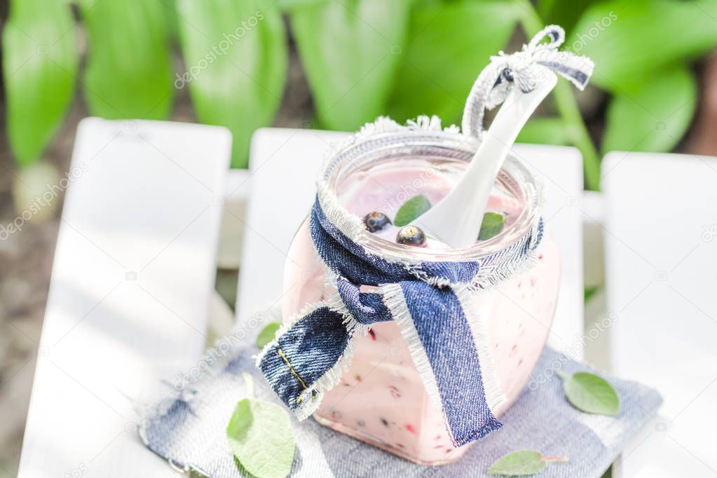 Cóctel de yogur bálsamo de limón de grosella negra 2024