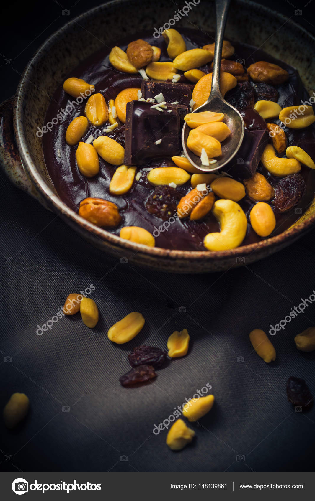 Doux pouding noix cubes de chocolat lumière mystique — Photo de stock ...