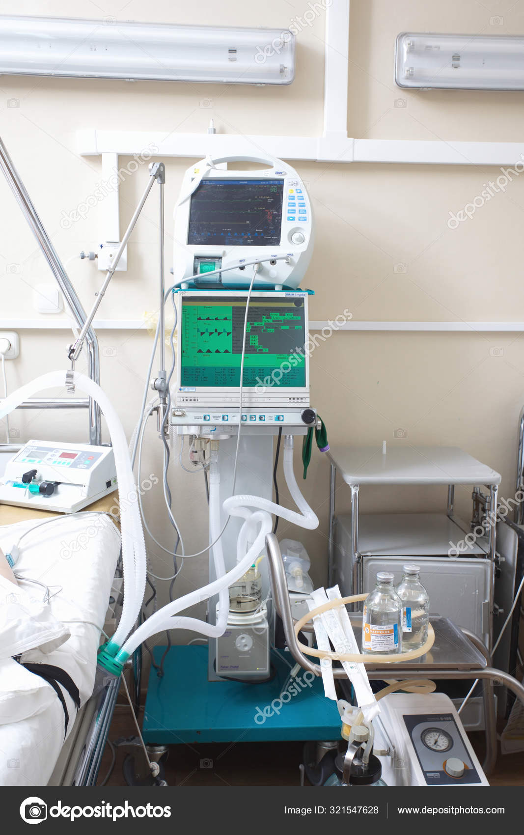 Operating room hospital equipment resuscitation doctors . Belar — Stock ...