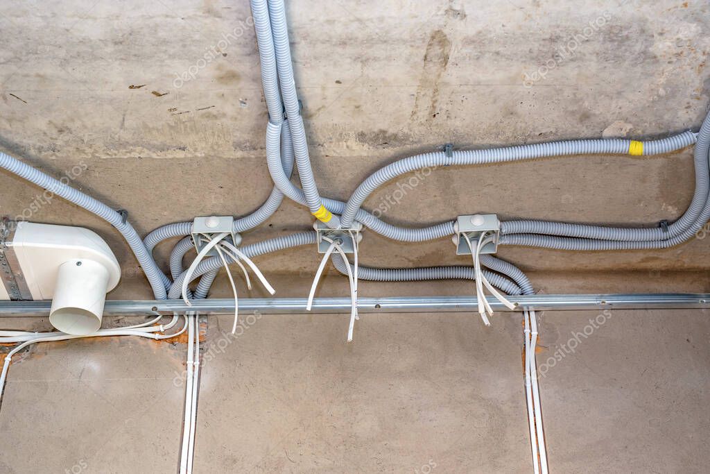 Cajas de conexiones de pl stico y cable en la ondulaci n en el techo de hormig n 2024
