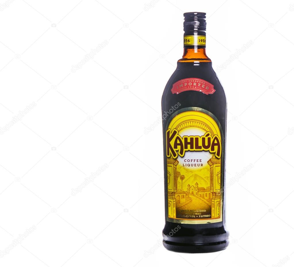 MOSCÚ - 29 DE DICIEMBRE DE 2014: Una botella de ron Kahlua y licor de ...