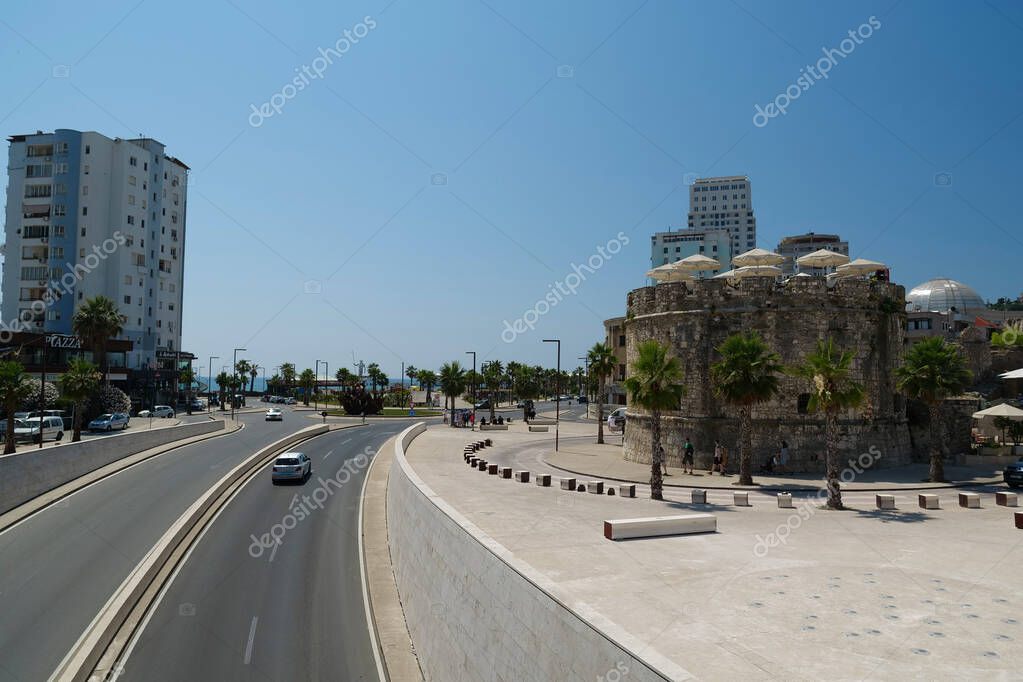 DURRES, ALBANIA, 7 DE JULIO DE 2019: Antiguo castillo y torre veneciana ...