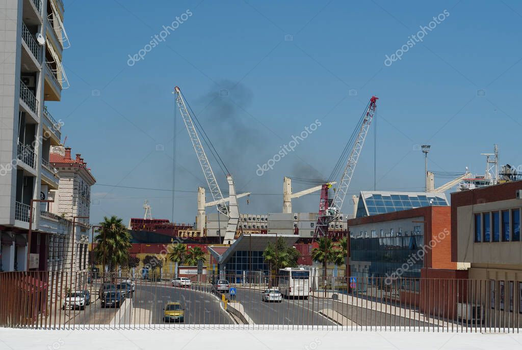 DURRES, ALBANIA, 7 DE JULIO DE 2019: El tráfico por carretera cerca del ...