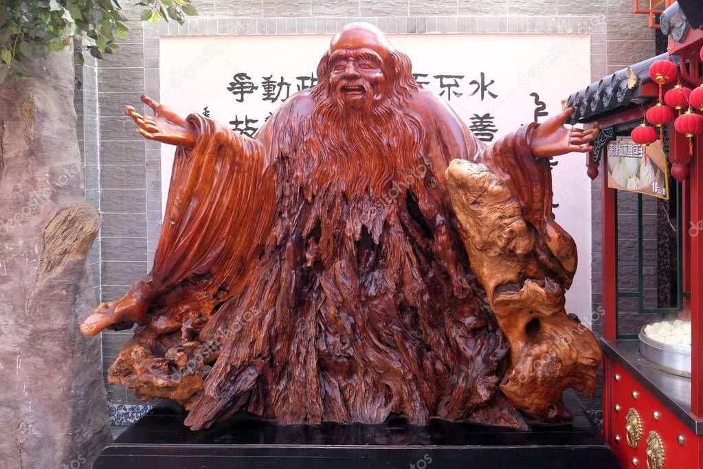 Estatua sobre pedestal del sabio chino Confucio. Fue profesor, político ...