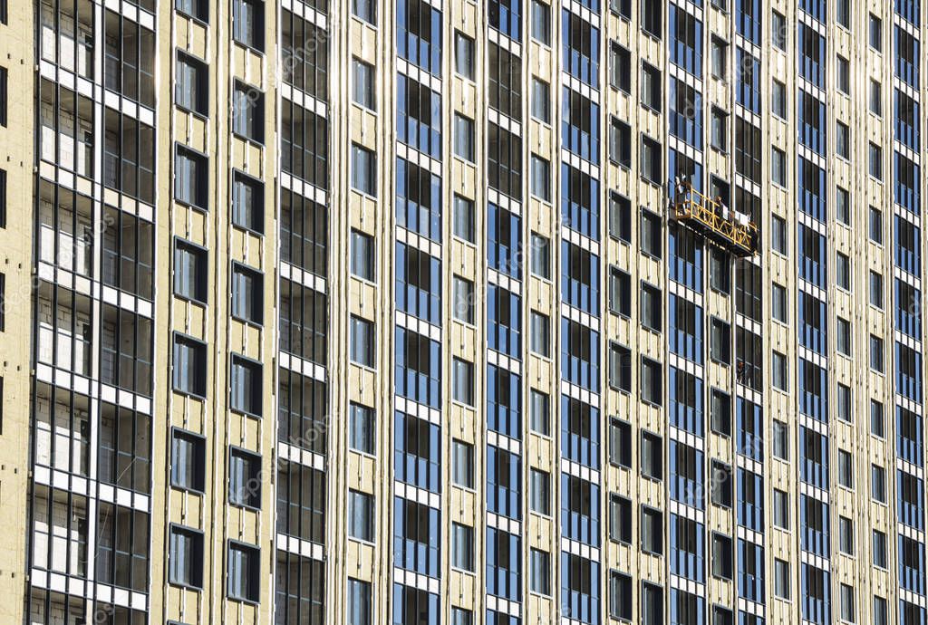 Trabajos de decoraci n de la fachada por los constructores en una cuna de construcci n de nuevos ...