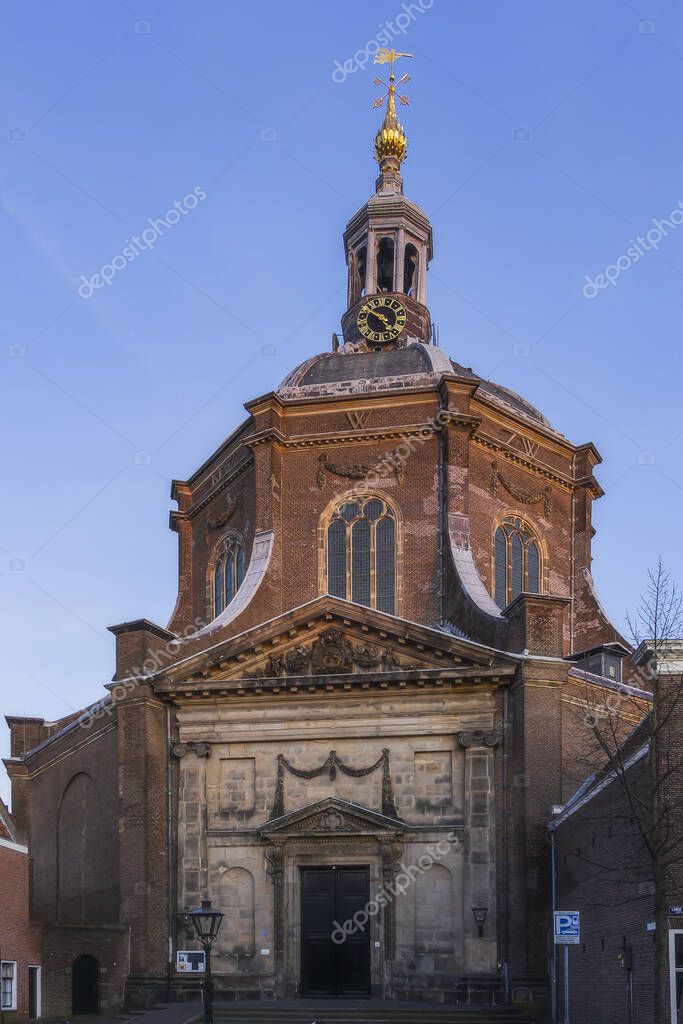 La vista de la iglesia de Marekerk, su cúpula y símbolo de oro de la ...