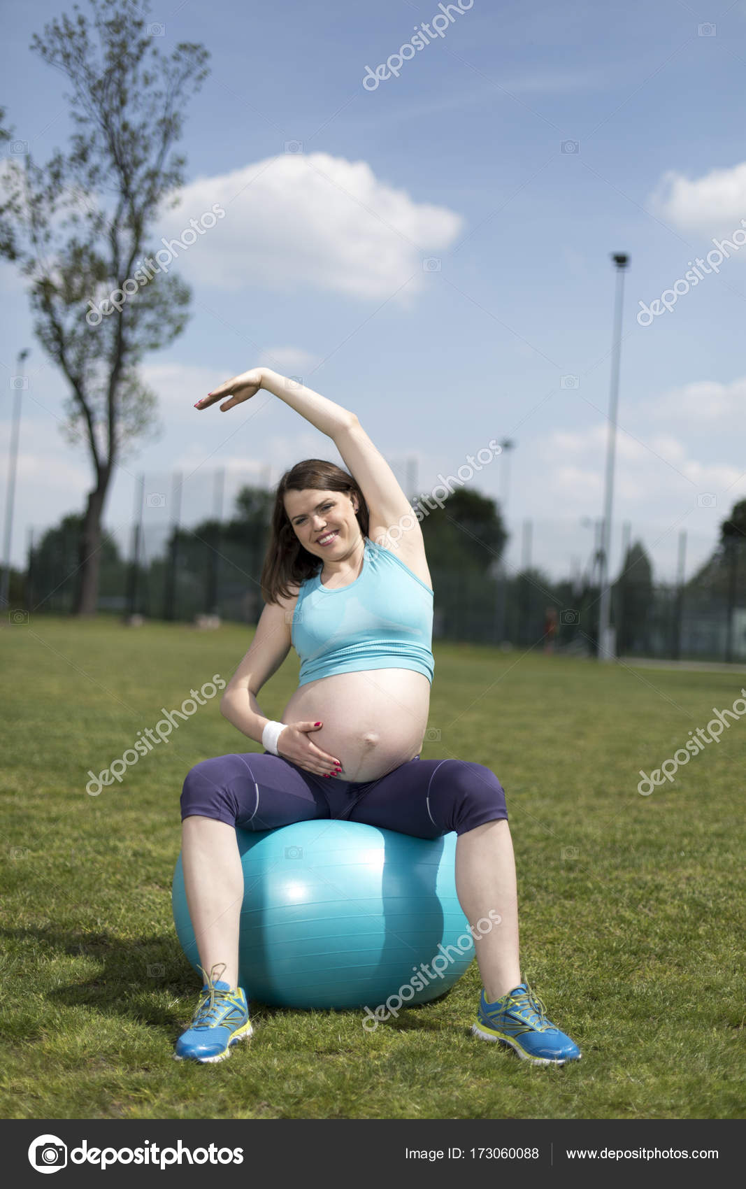 Mujer embarazada haciendo ejercicio físico: fotografía de stock © JanPietruszka #173060088 ...
