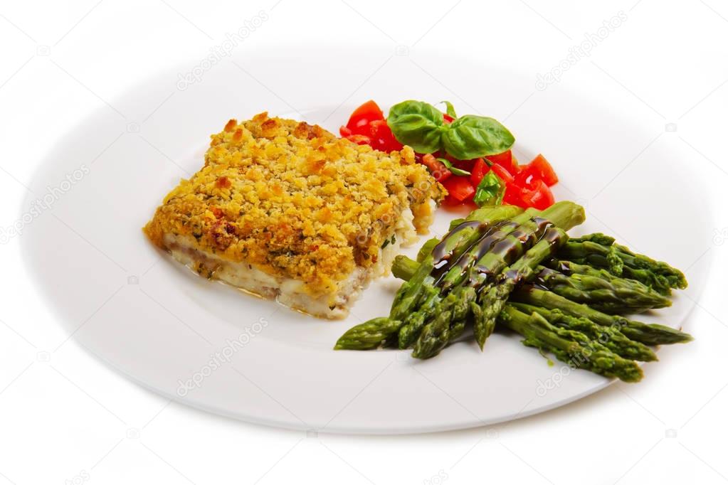 Poisson de morue avec chapelure croustillante et asperges — Photo de ...
