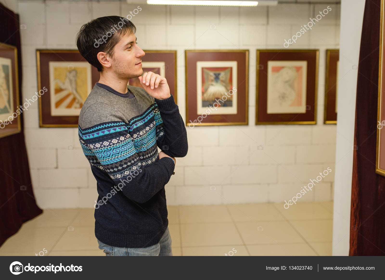 Young Man observing painting in art gallery — Stock Photo © frantic00 ...