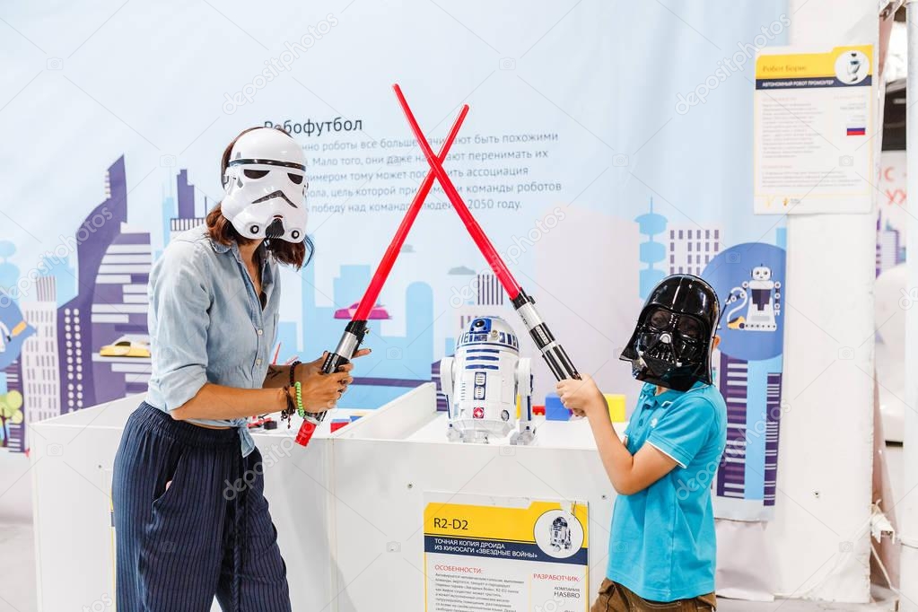 ULTRA MALL, UFA, RUSIA, 21 AGOSTO, 2017: Un niño con su madre en una ...