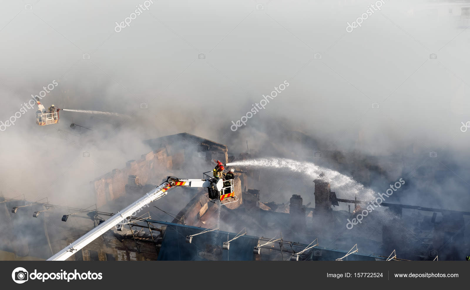 Fire in a three-story house in Kiev – Stock Editorial Photo © palinchak ...