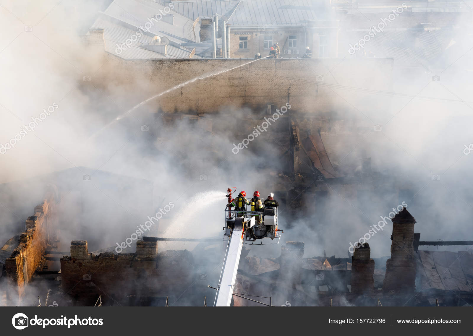 Fire in a three-story house in Kiev – Stock Editorial Photo © palinchak ...
