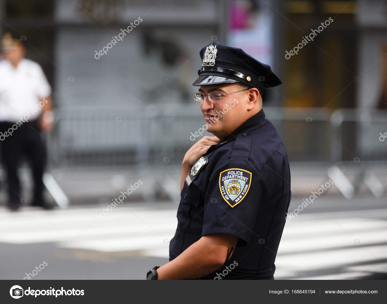 マンハッタンの路上で警察官 — ストック編集用写真©palinchak マンハッタンの路上で警察官 — ストック編集用写真©palinchak