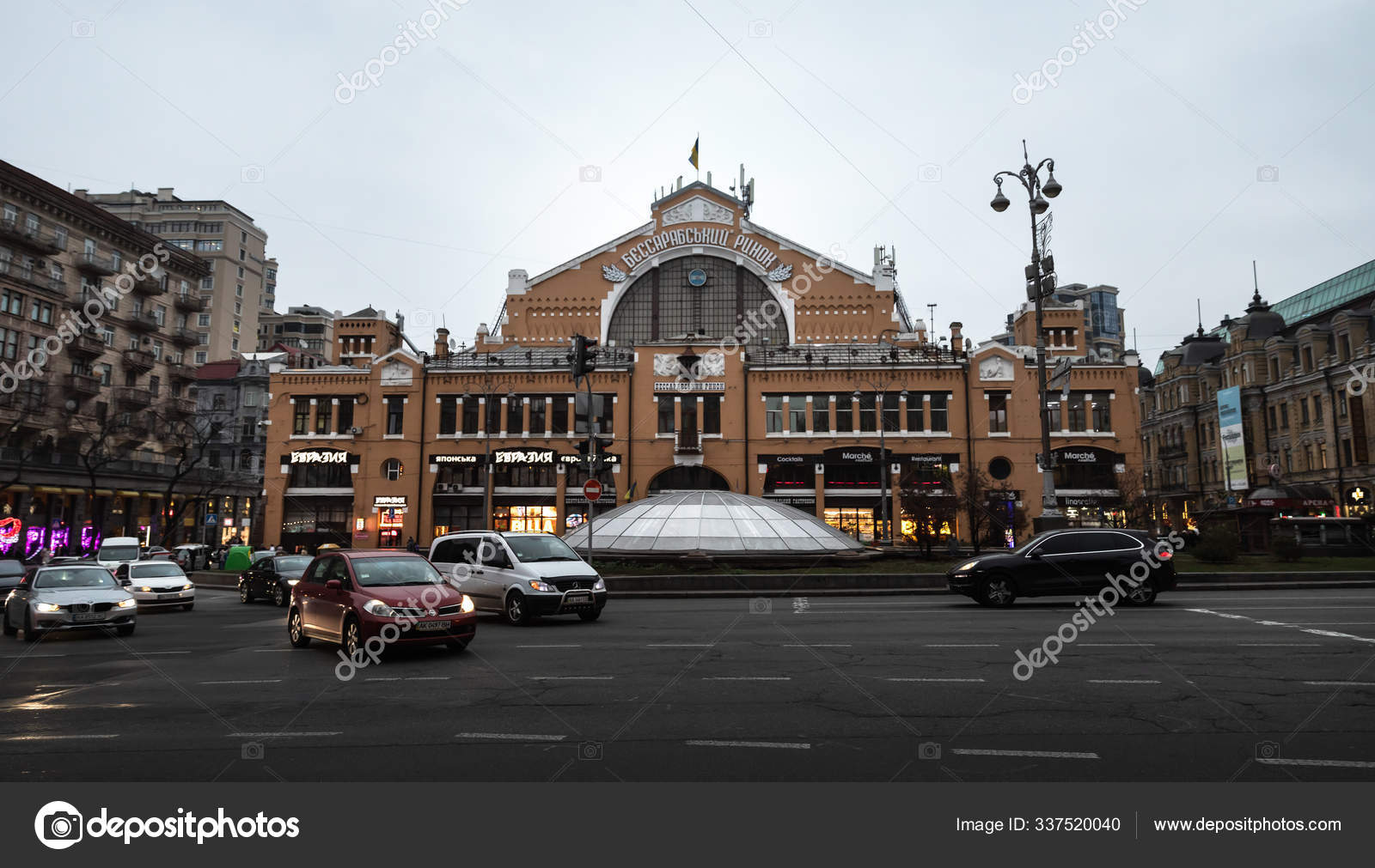 Street scene in Kyiv – Stock Editorial Photo © palinchak #337520040